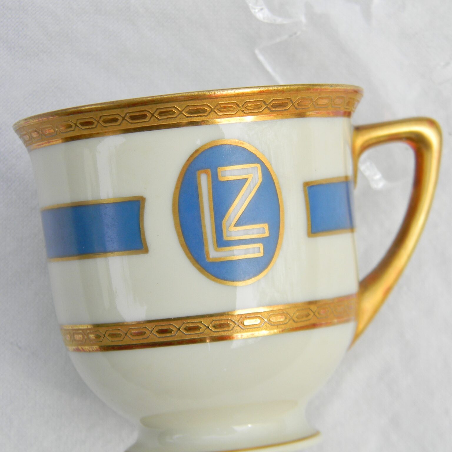 Airship Graf Zeppelin porcelain coffee cup made by Heinrich & Co; rare