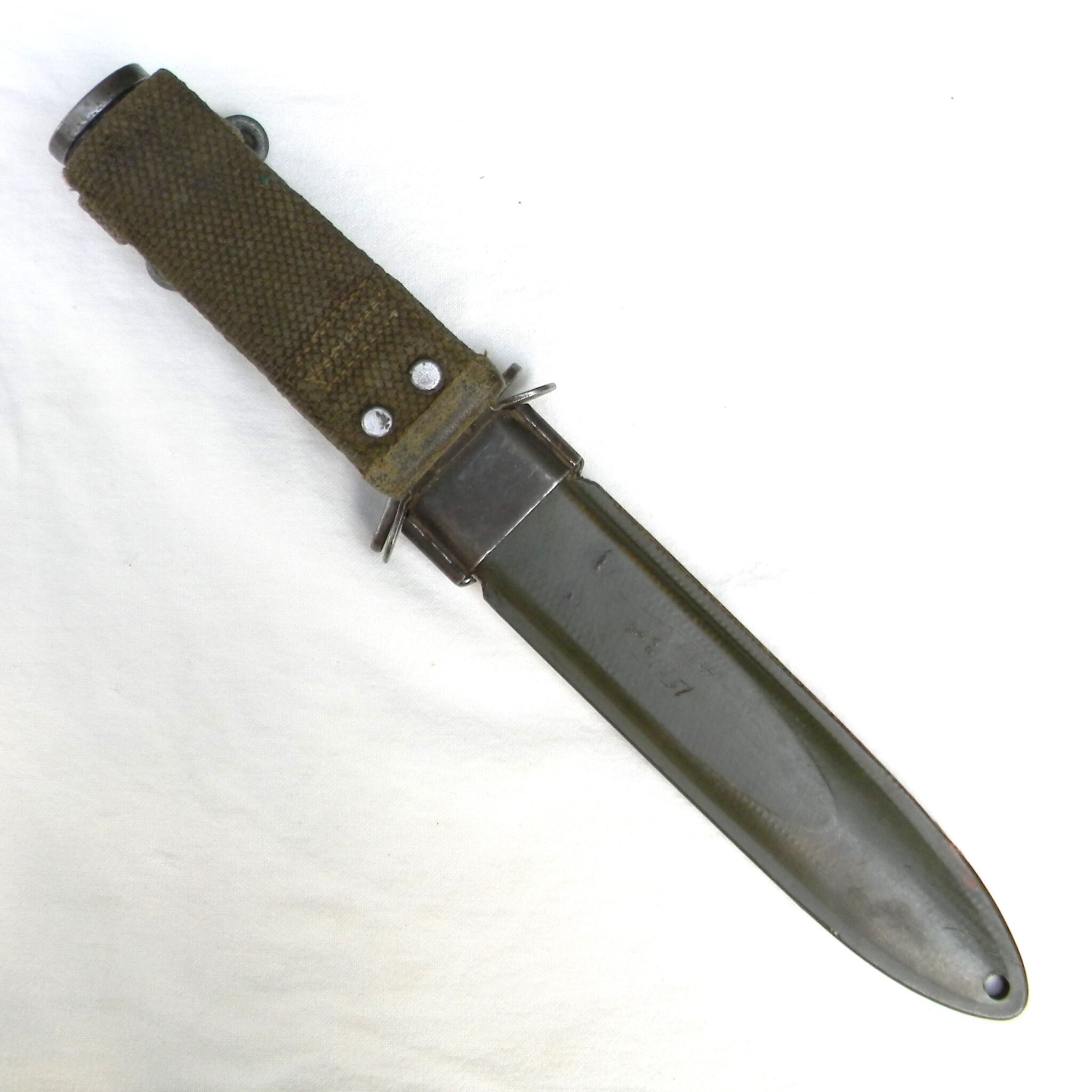 WW2 Imperial M3 fighting knife, original GI-signed M8 scabbard