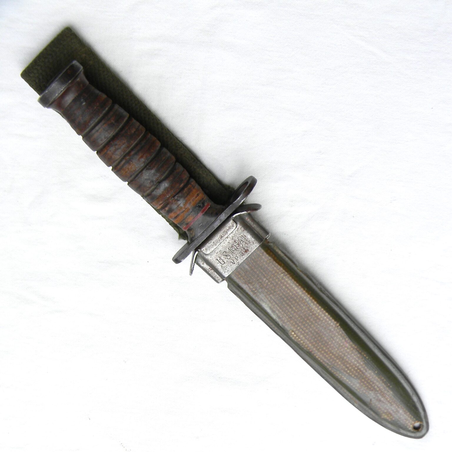 WW2 Imperial M3-M4 fighting knife, original M8A1 scabbard