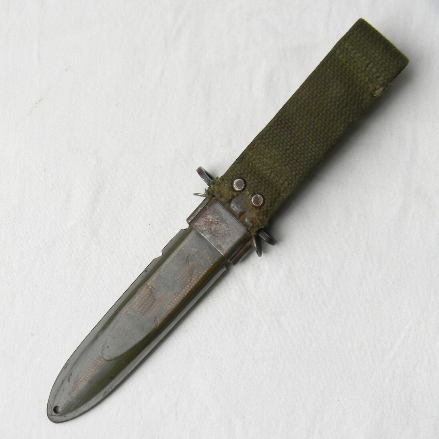 WW2 Imperial M3-M4 fighting knife, original M8A1 scabbard
