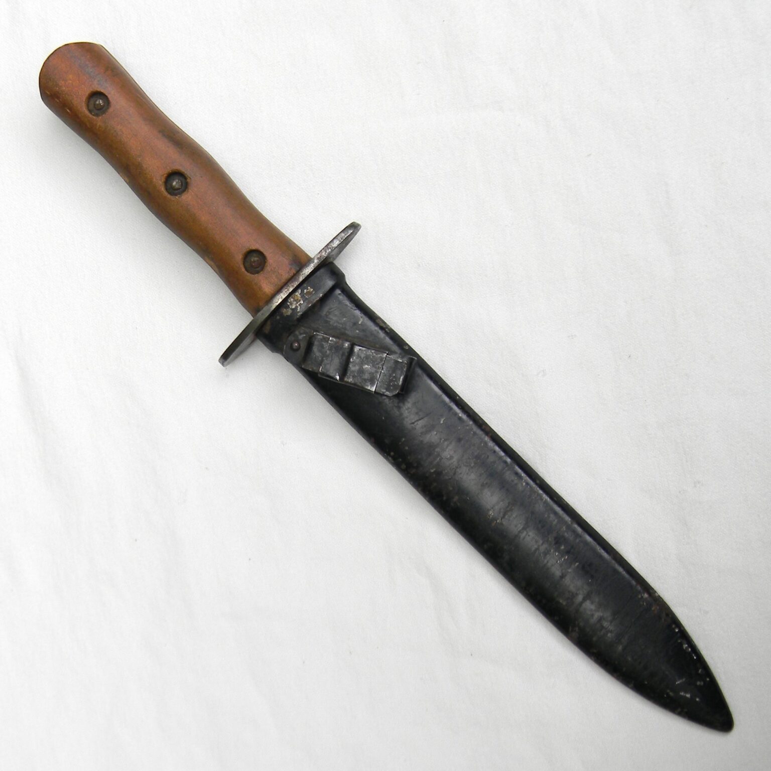 Italy WW2 M1939 Fighting Knife, original metal scabbard
