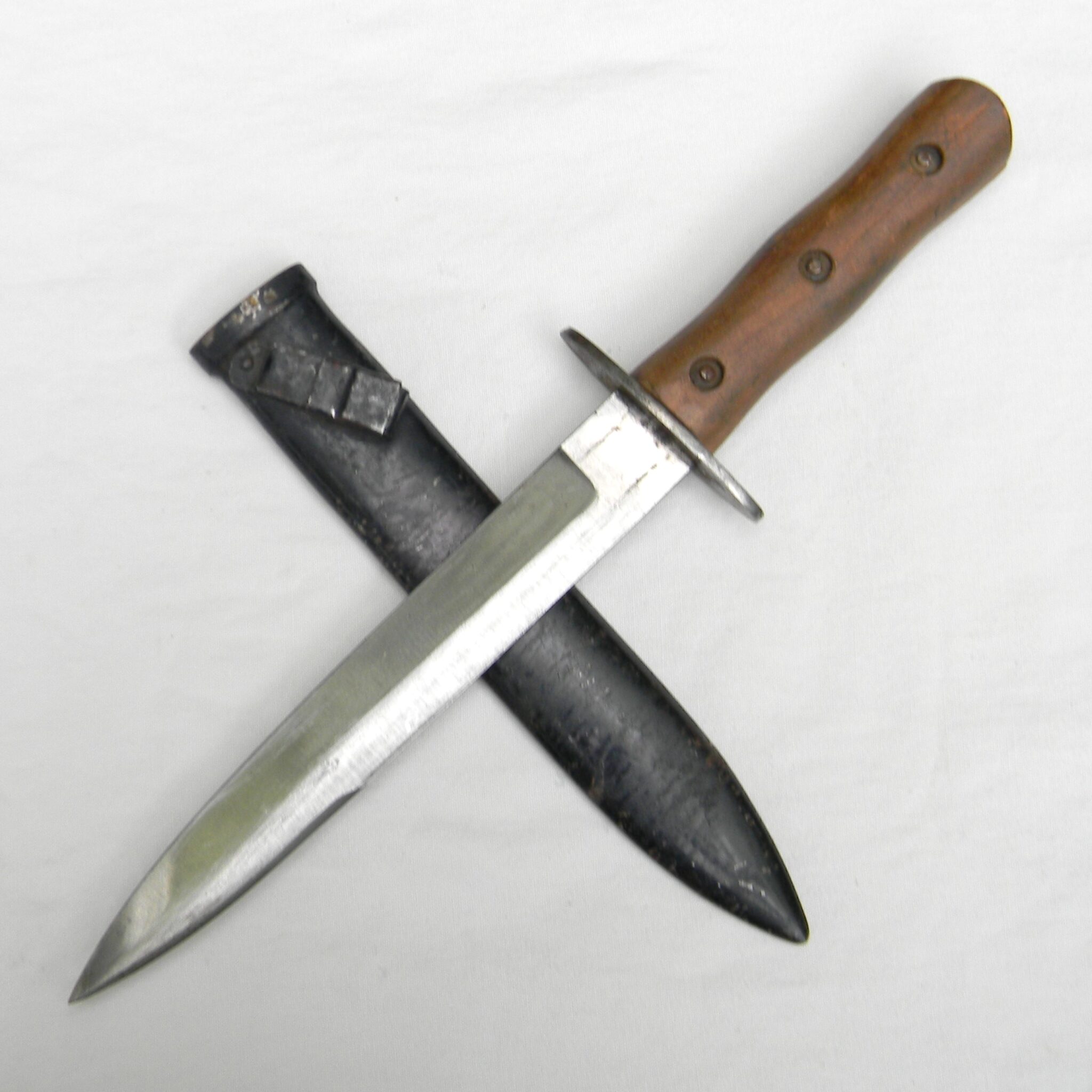 Italy WW2 M1939 Fighting Knife, original metal scabbard