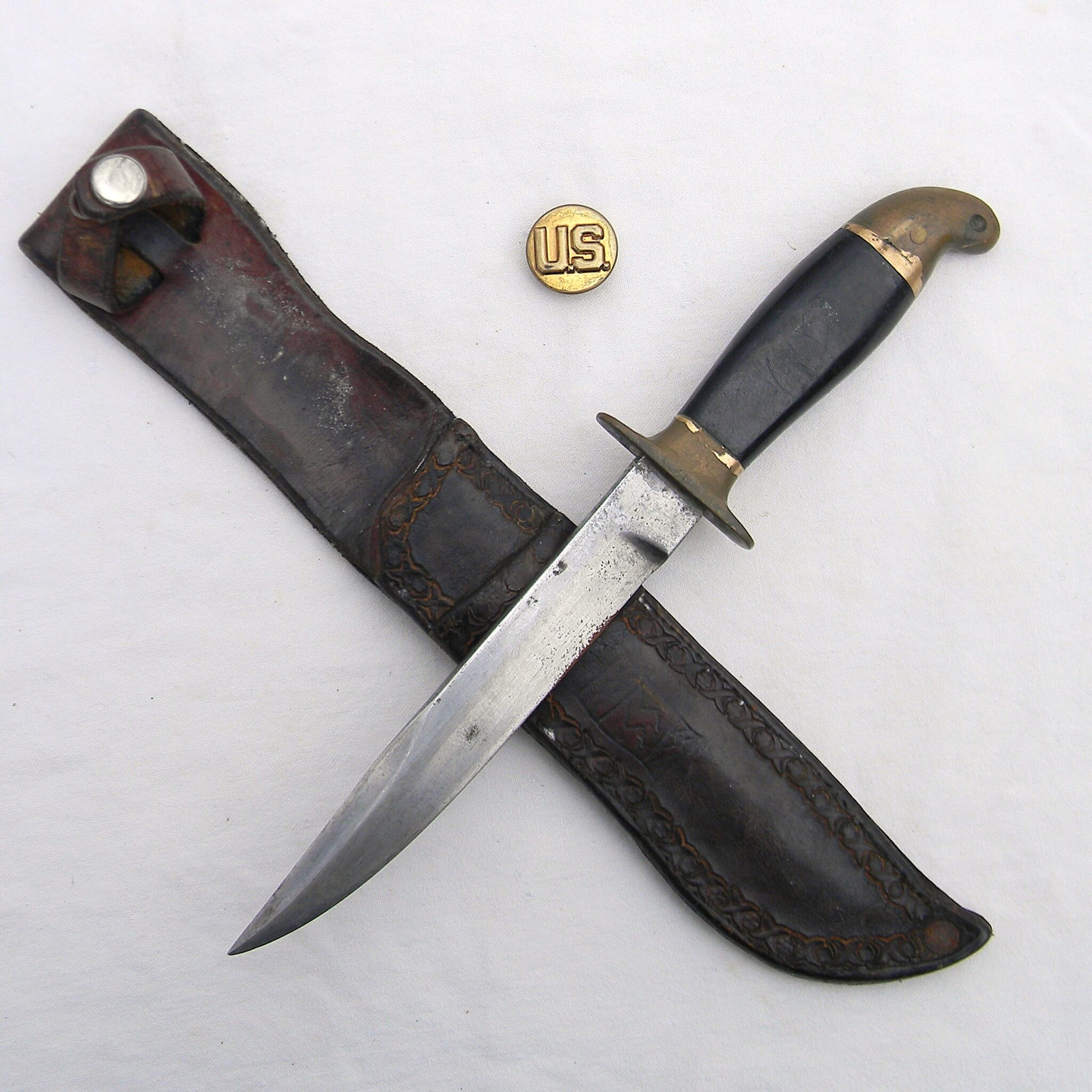 USA WW2 theater fighting knife, original leather scabbard