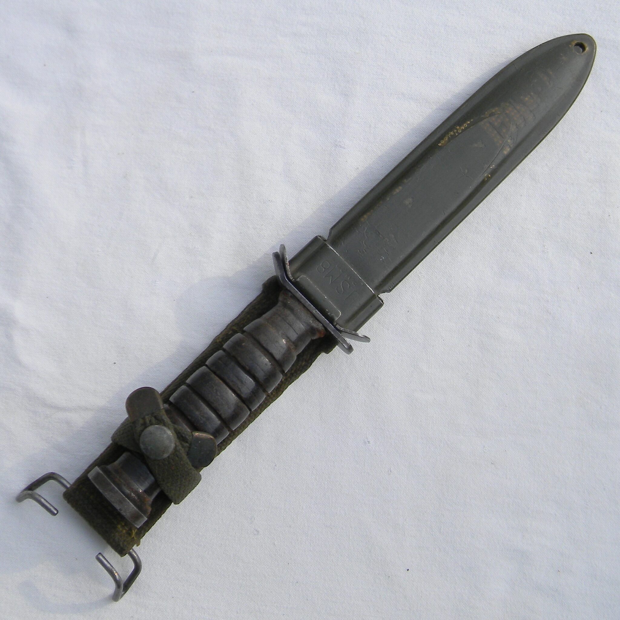 WW2 Imperial M3 fighting knife, blade-marked, orig M8 scabbard