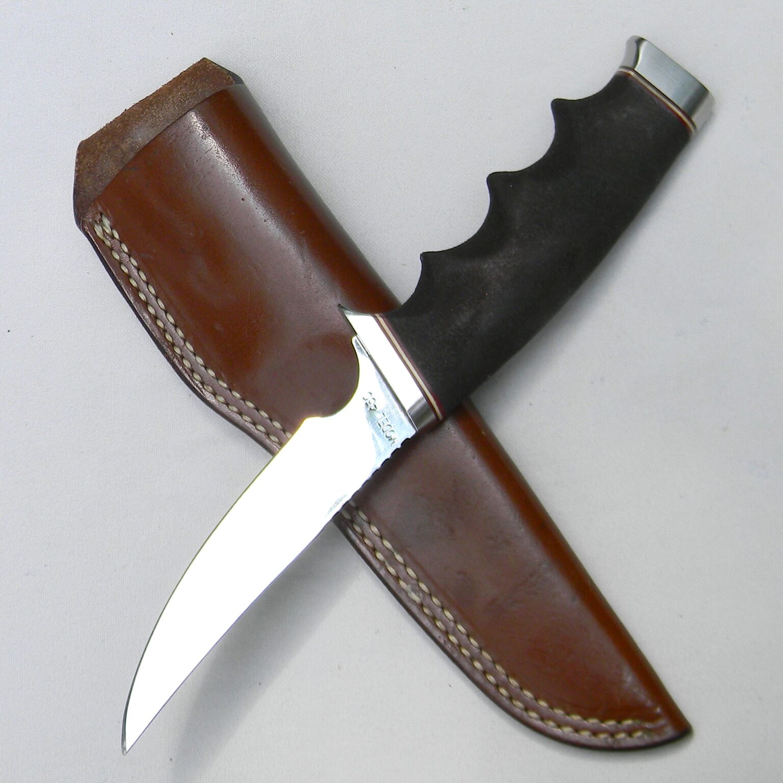 Gerber 450 Hunter-Skinner knife, Du Pont Cushion Grip handle